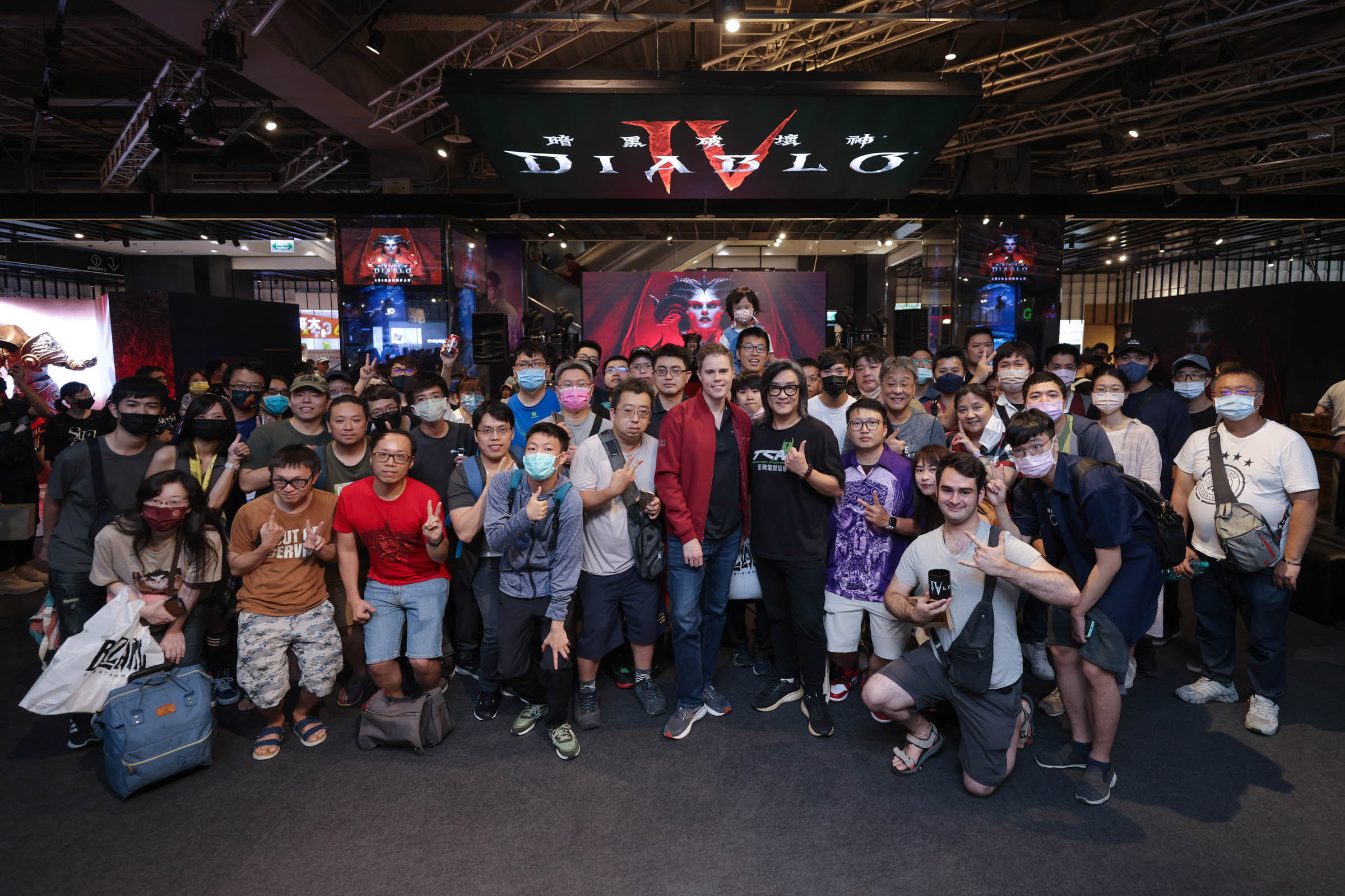 《暗黑破壞神 4》遊戲總監 Joe Shely 、「企鵝妹」Jinny 週末現身快閃店與玩家熱情互動《Diablo IV》 - 巴哈姆特