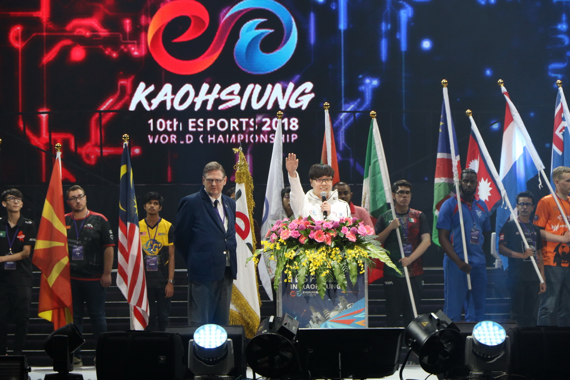 歌手蕭敬騰演唱為 2018 IESF 電競賽事正式揭開序幕 前職業選手 Bebe 代表選手宣誓 - 巴哈姆特