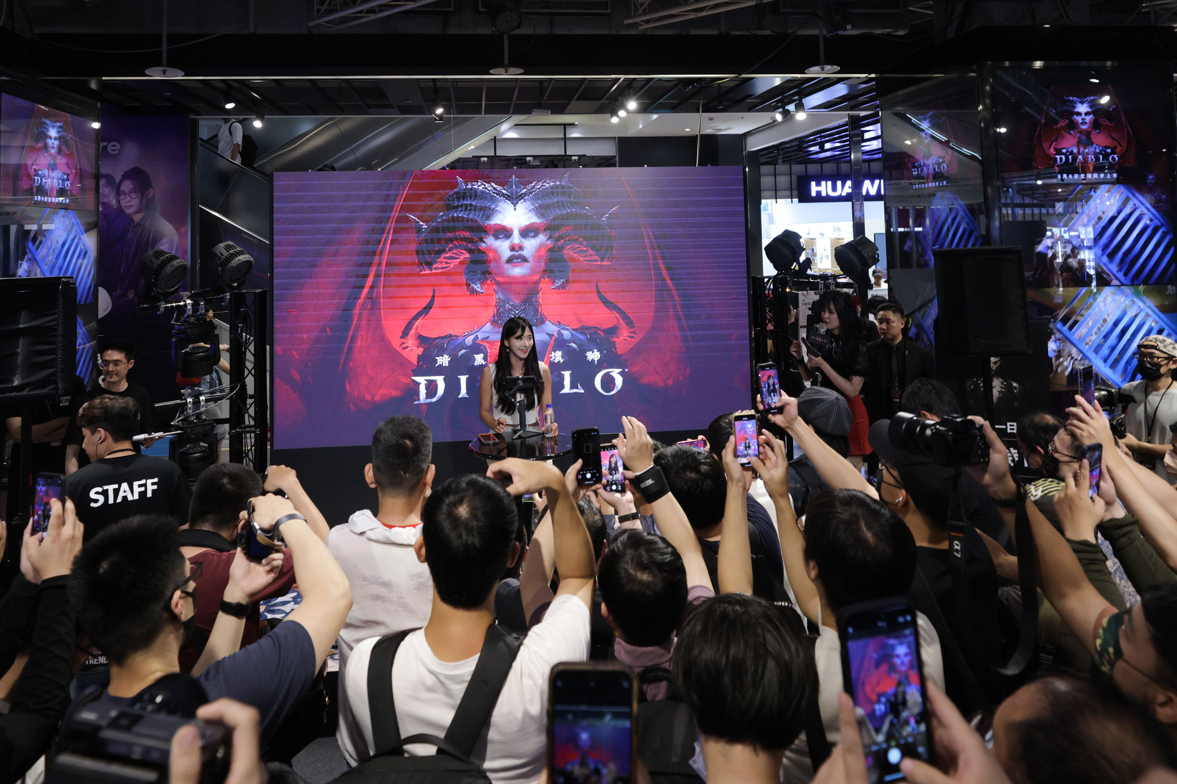 《暗黑破壞神 4》遊戲總監 Joe Shely 、「企鵝妹」Jinny 週末現身快閃店與玩家熱情互動《Diablo IV》 - 巴哈姆特