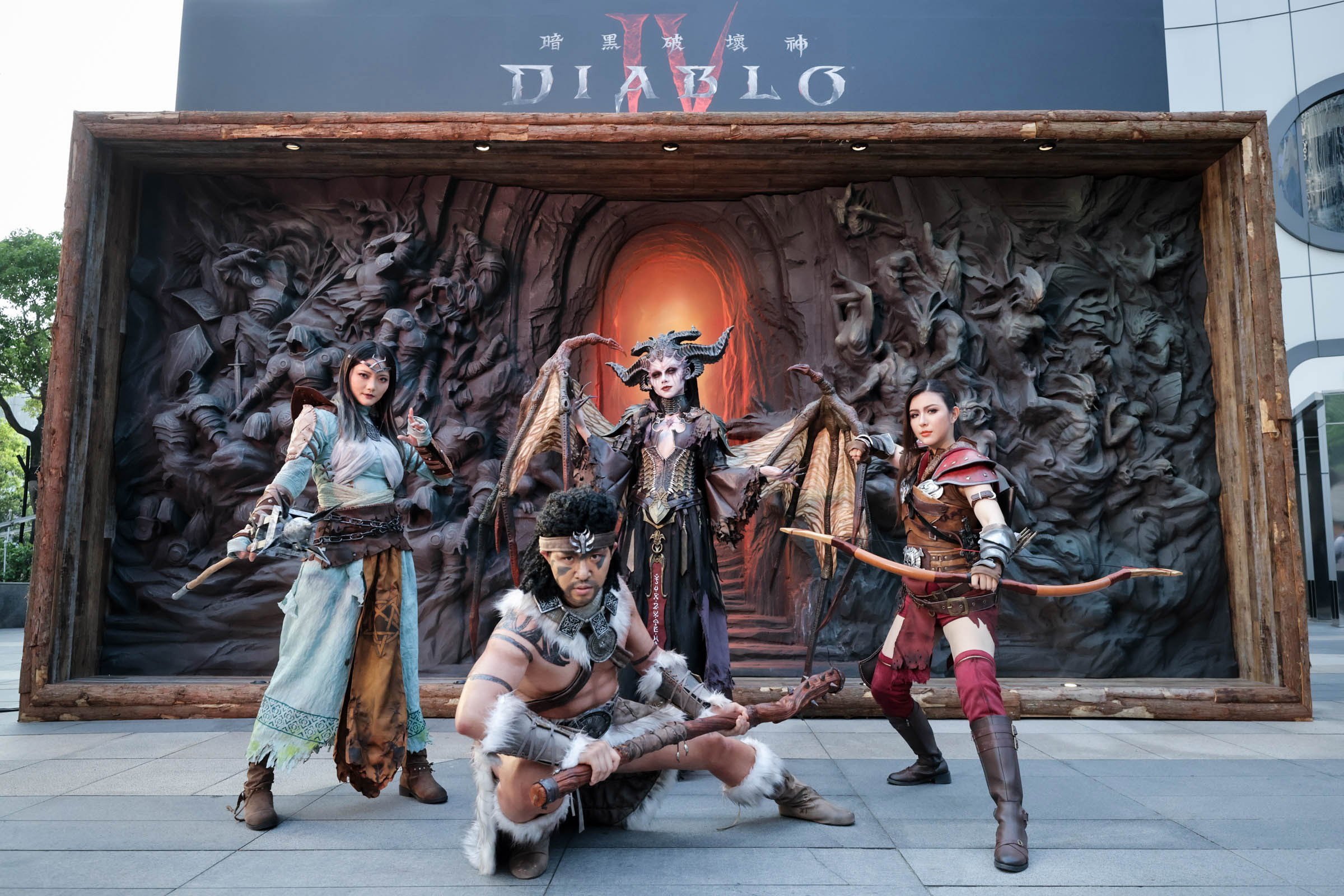 《暗黑破壞神 4》遊戲總監 Joe Shely 、「企鵝妹」Jinny 週末現身快閃店與玩家熱情互動《Diablo IV》 - 巴哈姆特