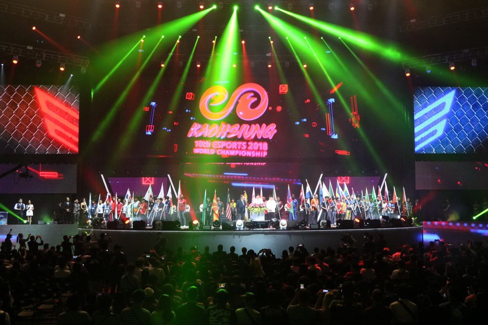 歌手蕭敬騰演唱為 2018 IESF 電競賽事正式揭開序幕 前職業選手 Bebe 代表選手宣誓 - 巴哈姆特