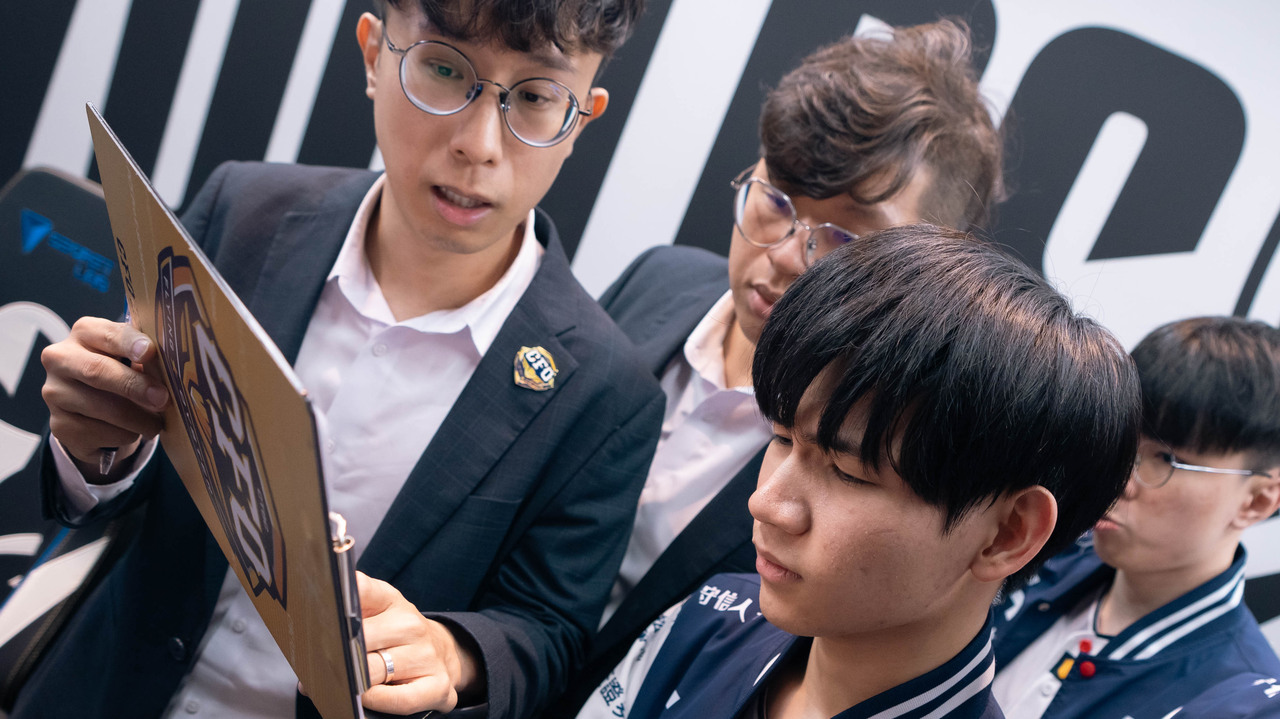 《英雄聯盟》CFO 世界大賽止步八強 主教練 Chawy 坦言對手中野經驗老道、導致戰術無法有效展開《League of Legends》 - 巴哈姆特
