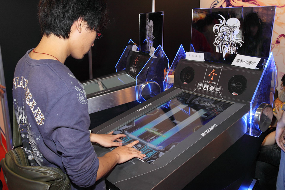 【GTI 10】《MOZARC》國人自製音樂遊戲現身 獨特按鍵螢幕整合式設計《Mozarc》 - 巴哈姆特