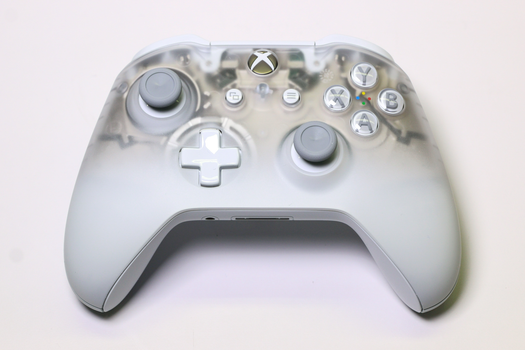 【開箱】Xbox 無線控制器「Phantom 白色特別版」開箱報導 清爽的獨特白皙剔透質感 - 巴哈姆特