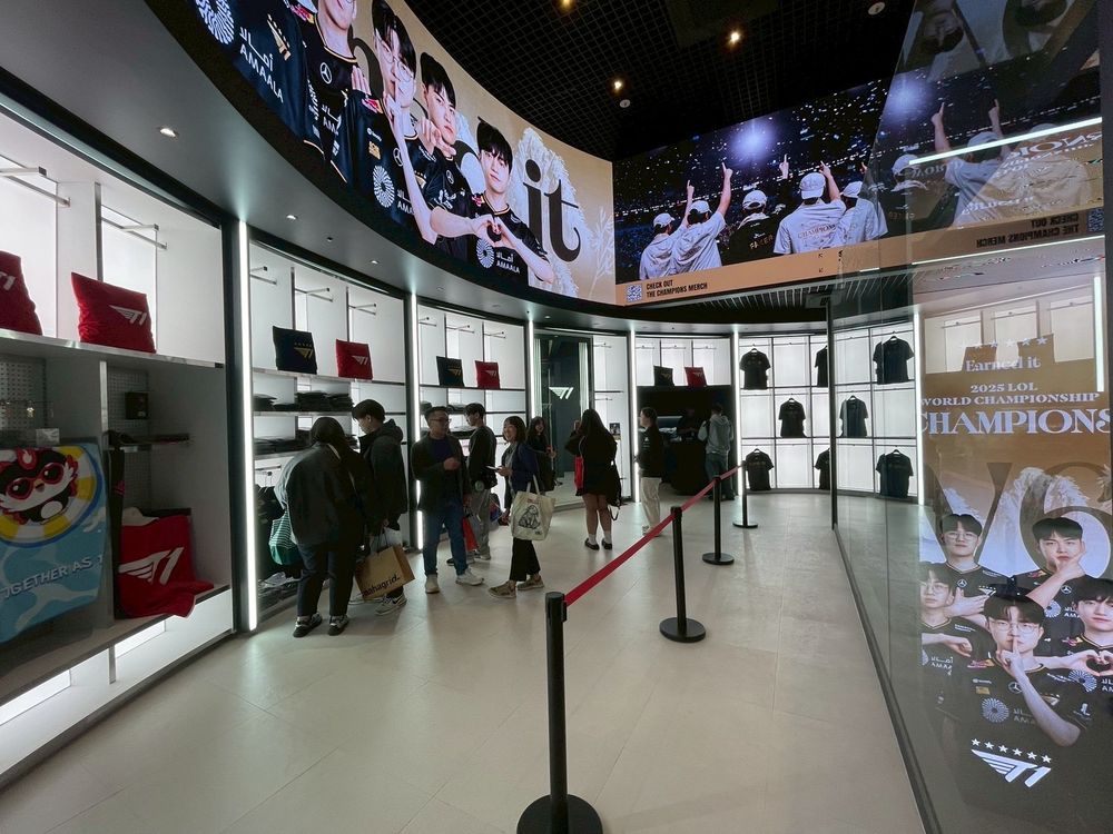《英雄聯盟》T1 BASE CAMP 釜山現場開箱 展出 DOFGK 豐富周邊、奪冠立牌及人生四格拍貼機《League of Legends ...