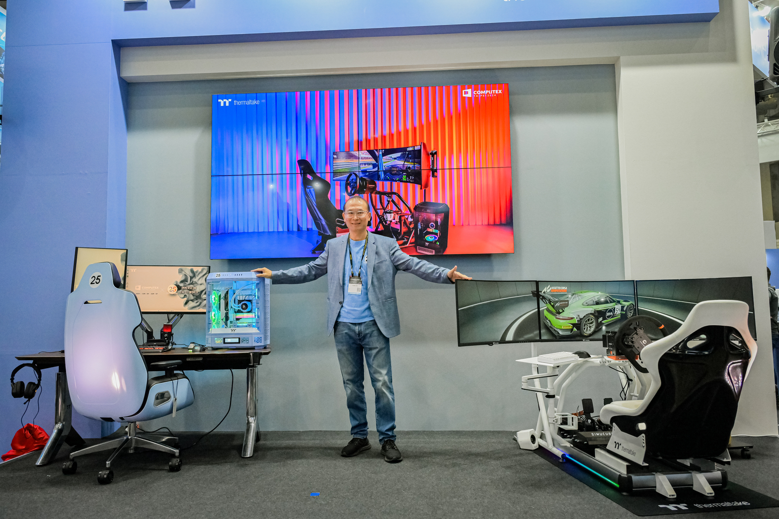 曜越 GR500 白色賽車模擬器於 COMPUTEX 2024 亮相 - 巴哈姆特