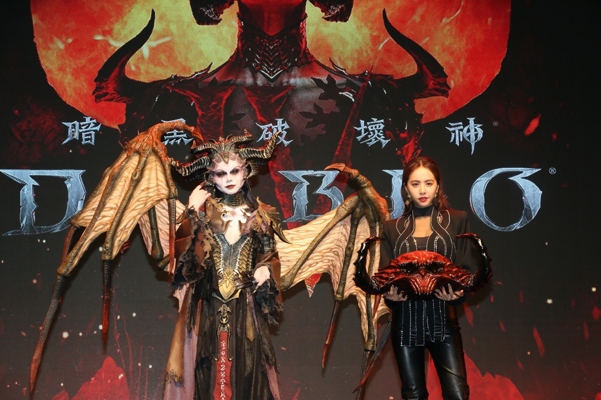 《暗黑破壞神 4》Jolin 化身莉莉絲與遊戲總監迎接上市 三創快閃店打造地獄之門雕塑《Diablo IV》 - 巴哈姆特