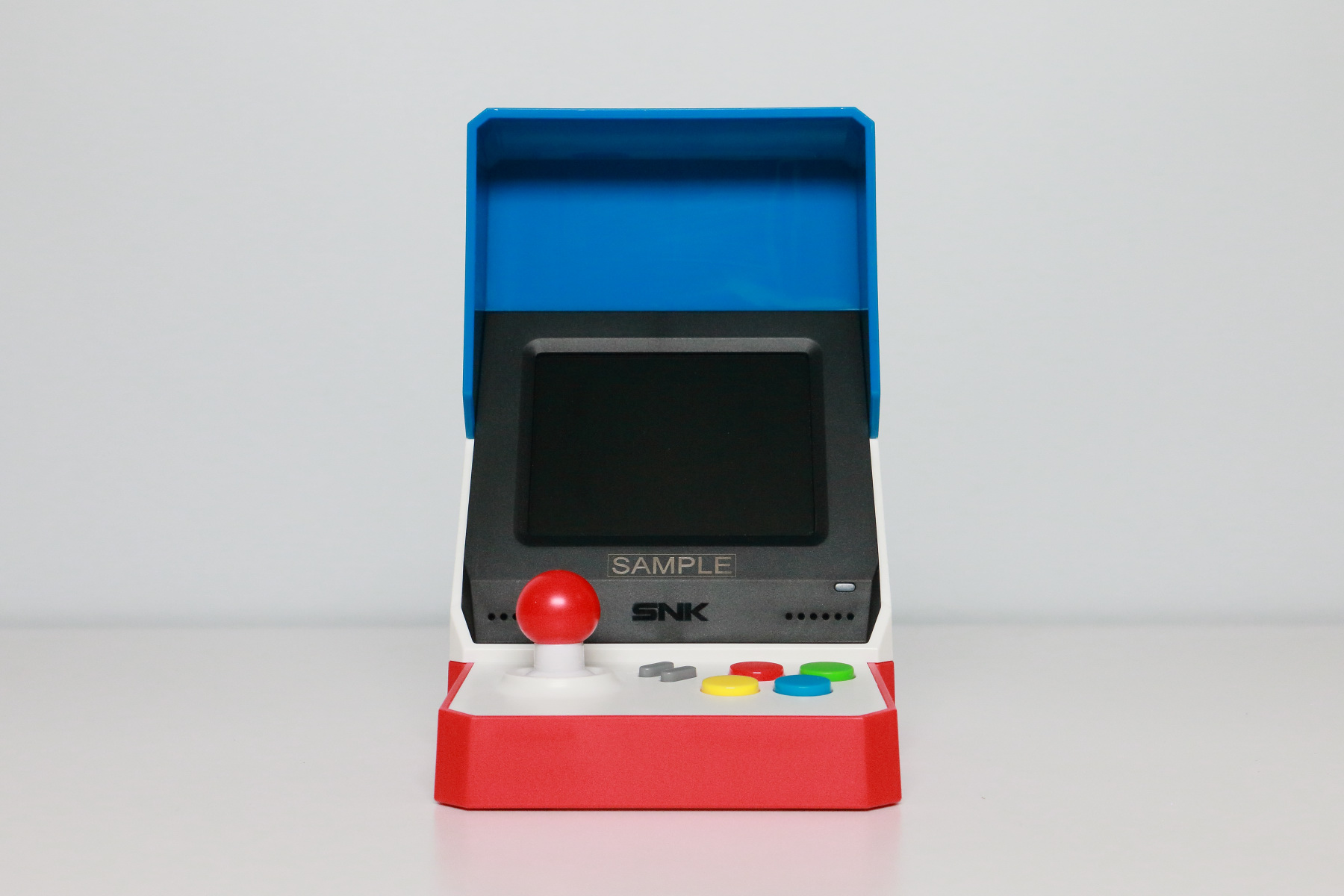 SNK NEOGEO mini 懷舊迷你機台一手開箱報導 重溫 330 MEGA 的極致 2D 威能 - 巴哈姆特