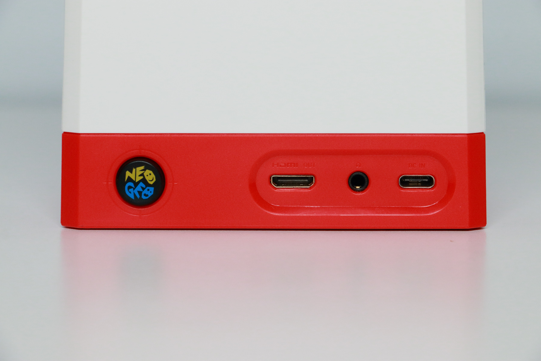 SNK NEOGEO mini 懷舊迷你機台一手開箱報導 重溫 330 MEGA 的極致 2D 威能 - 巴哈姆特