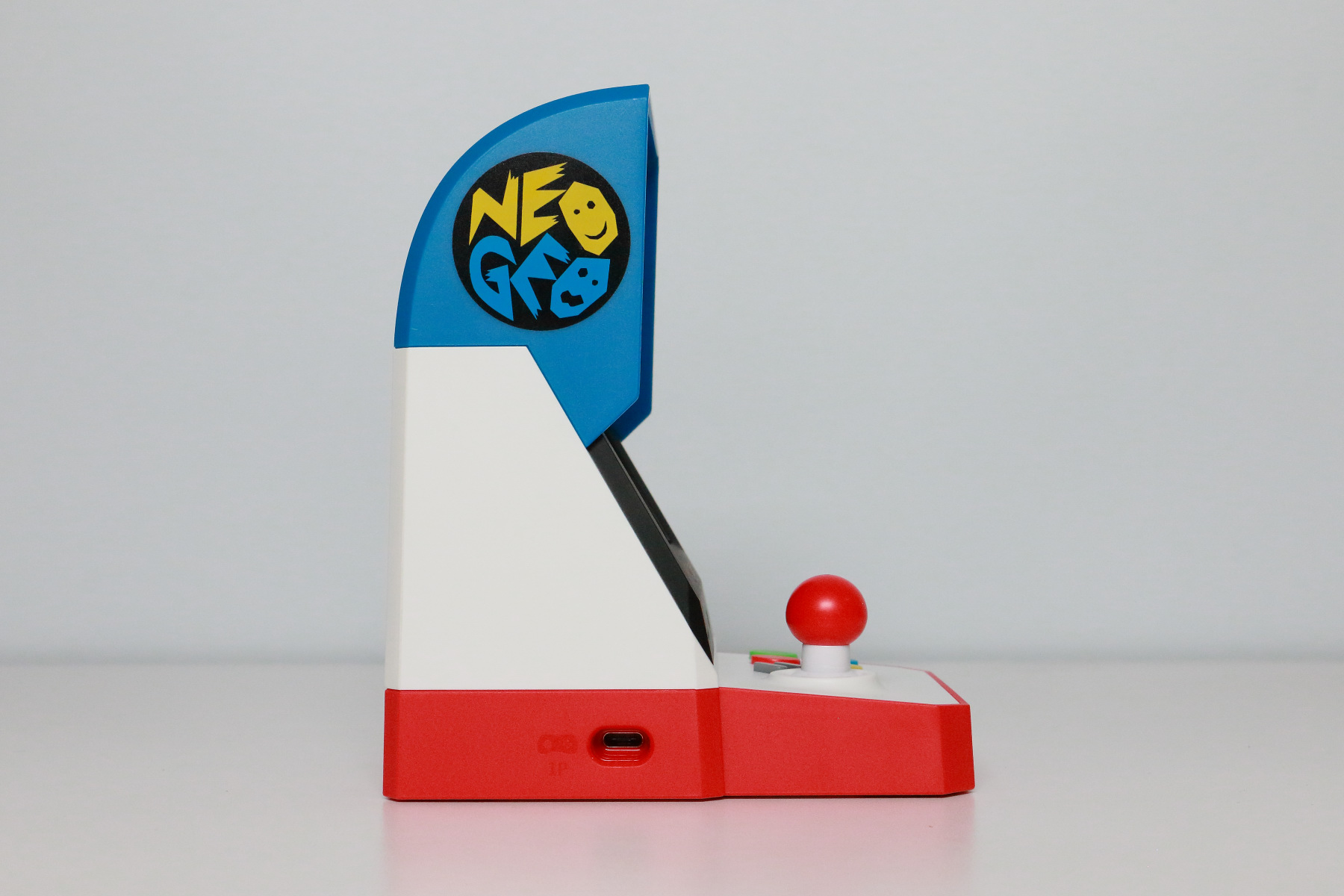 SNK NEOGEO mini 懷舊迷你機台一手開箱報導 重溫 330 MEGA 的極致 2D 威能 - 巴哈姆特