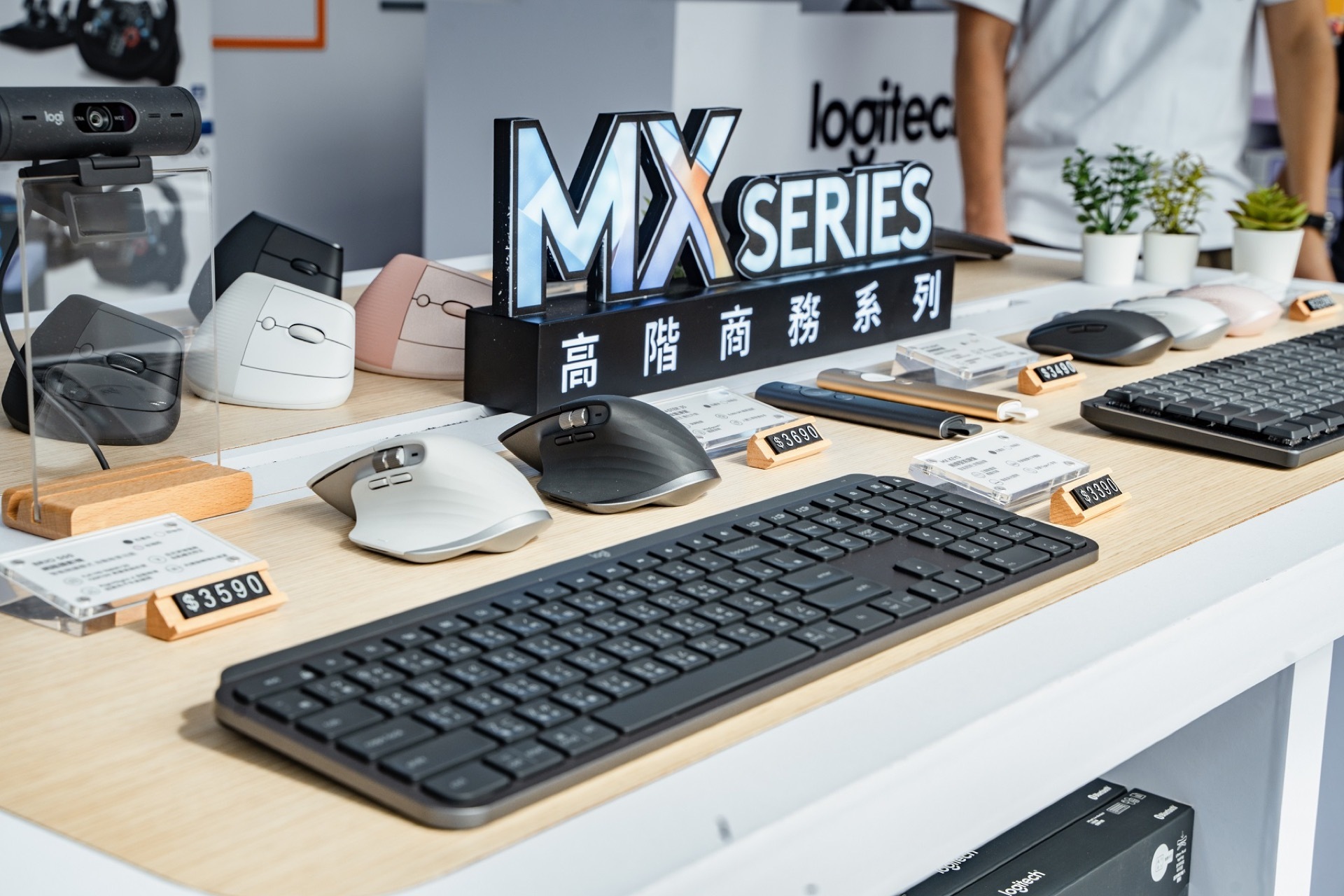 Logi Store 台中勤美誠品綠園道 1F 戶外快閃店開幕 展示多款周邊鍵鼠 - 巴哈姆特