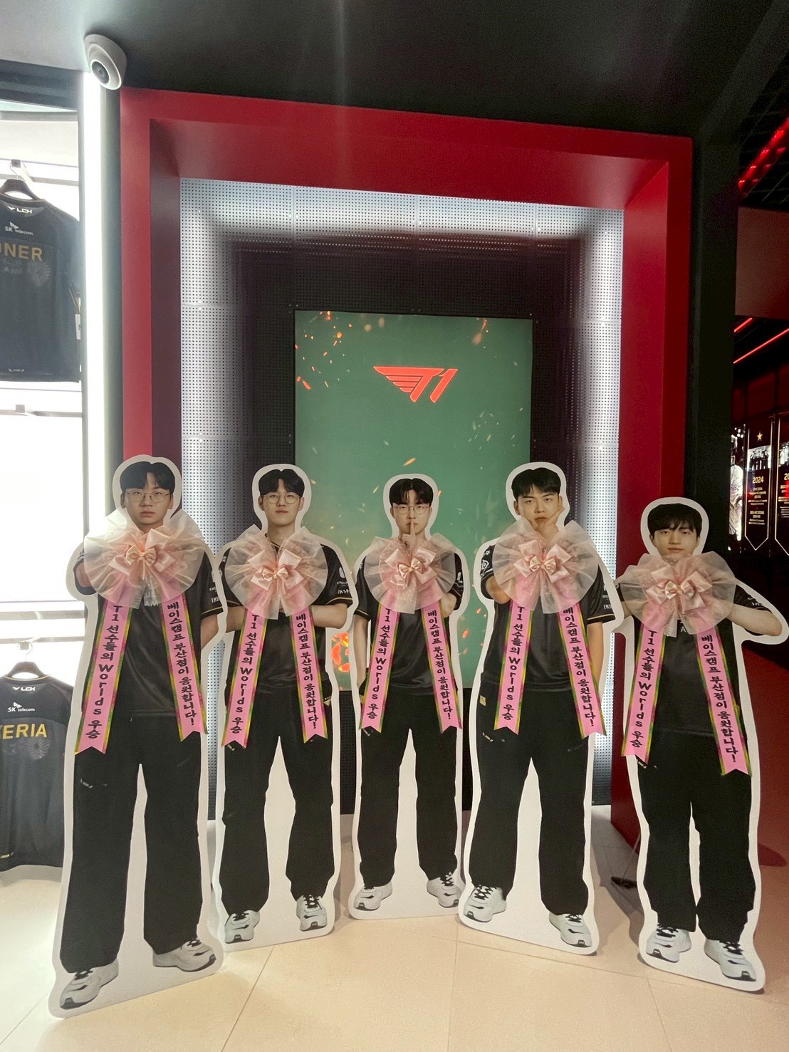 《英雄聯盟》T1 BASE CAMP 釜山現場開箱 展出 DOFGK 豐富周邊、奪冠立牌及人生四格拍貼機《League of Legends ...