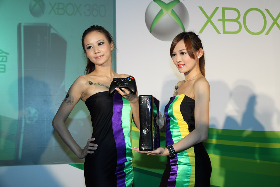 新型 Xbox 360 250GB 隆重在台首賣 搶先體驗 Kinect 體感樂趣 - 巴哈姆特