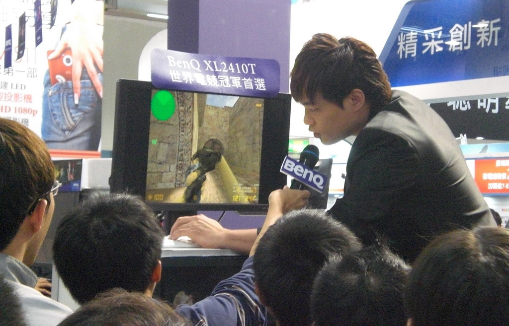 《聖劍 Online》COSPLAY、《CS》UMX 戰隊現身 99 資訊月 - 巴哈姆特