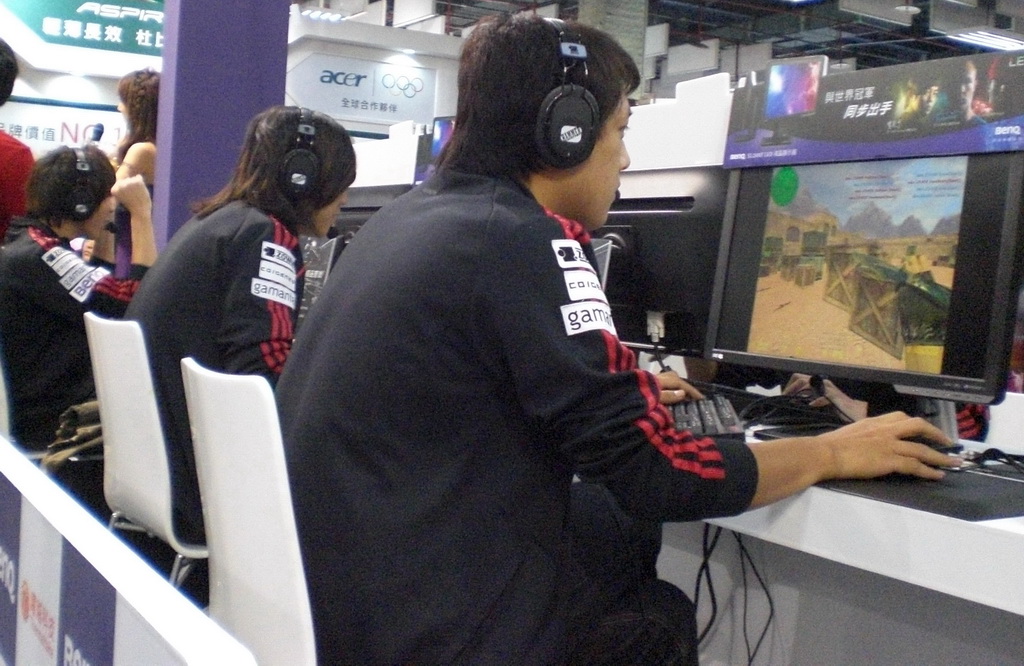 《聖劍 Online》COSPLAY、《CS》UMX 戰隊現身 99 資訊月 - 巴哈姆特