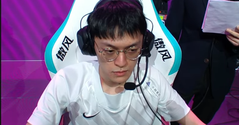 《英雄聯盟》LPL RA 戰隊選手 FoFo 比賽結束後抽電子煙遭罰款《League of Legends》 - 巴哈姆特