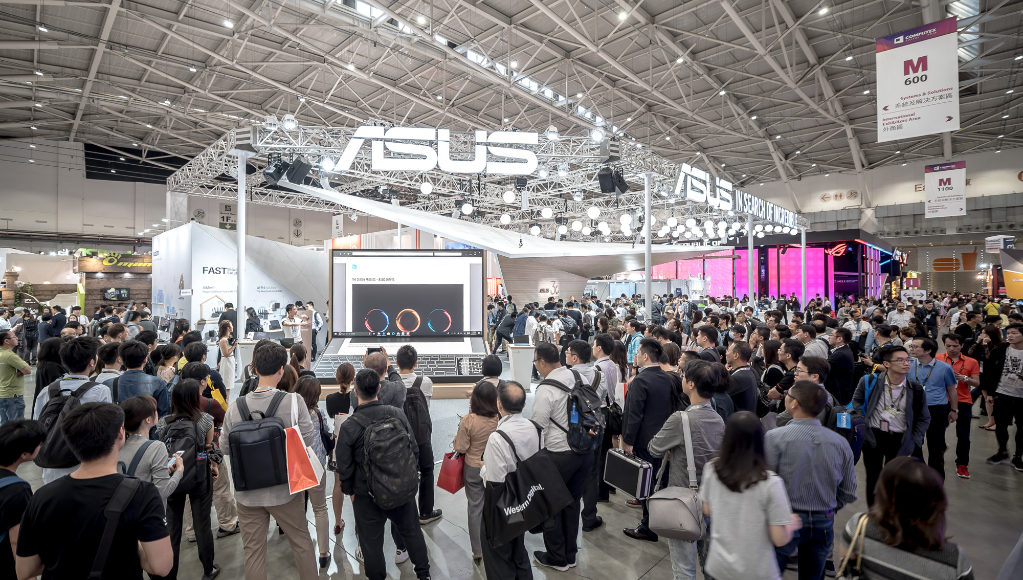 華碩 COMPUTEX 2019 攤位以飛機機身為靈感設計 展出 30 週年特別版系列等新產品 - 巴哈姆特