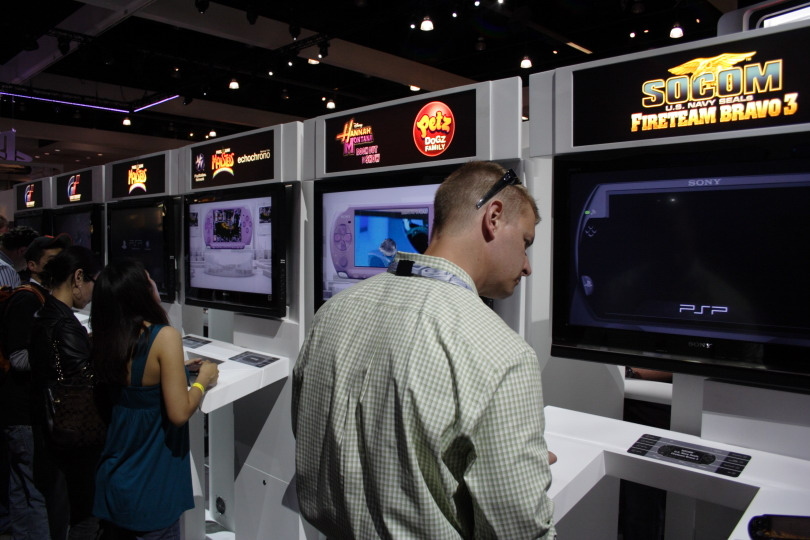 【E3 09】SCE 本家強作遊戲全面進攻 新型 PSPgo 主機現場首度曝光 - 巴哈姆特