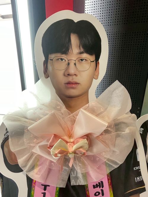 《英雄聯盟》T1 BASE CAMP 釜山現場開箱 展出 DOFGK 豐富周邊、奪冠立牌及人生四格拍貼機《League of Legends ...