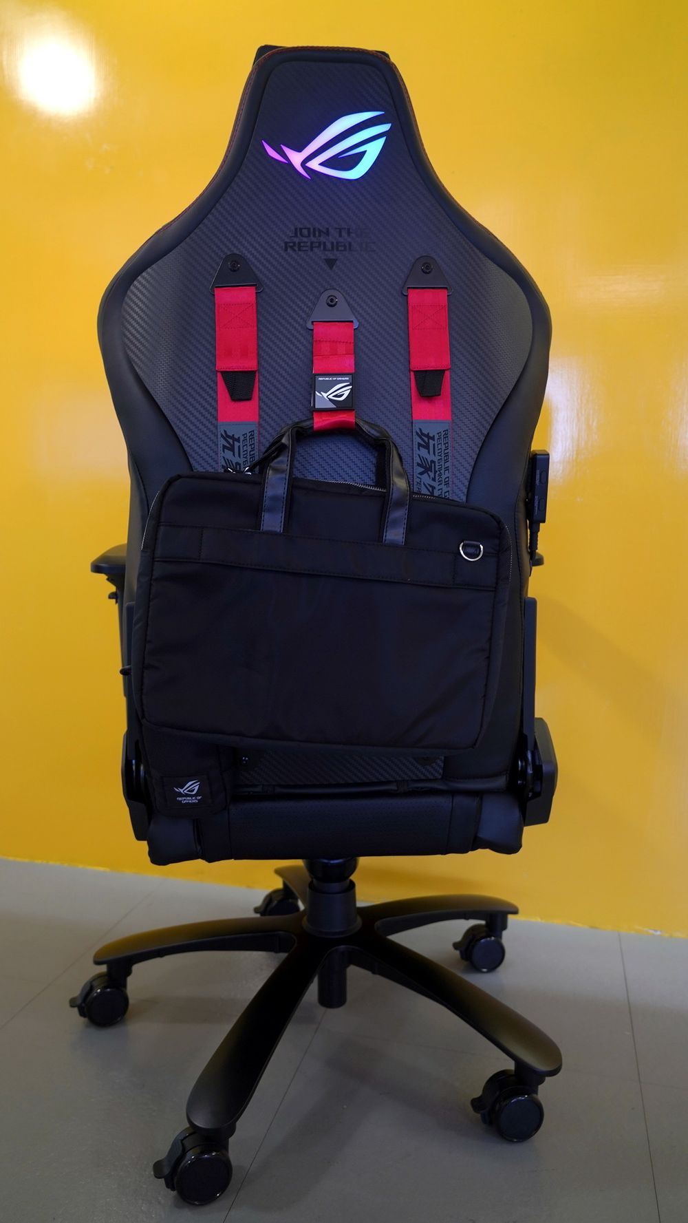 【開箱】ROG Chariot 電競椅上市 結合多顏色模式 RGB 燈效打造遊玩炫目體驗 - 巴哈姆特