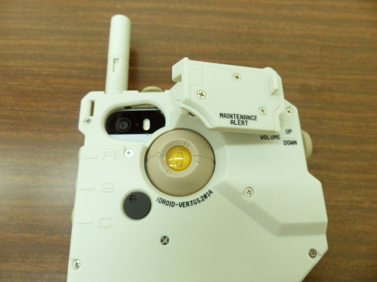 【TGS 14】「SNAKE」所使用的情報裝置「iDROID 型 iPhone手機殼」開箱報導 - 巴哈姆特