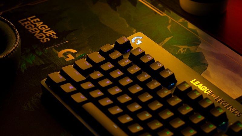 Logitech G 揭露以《英雄聯盟》海克斯科技為主題 PRO 系列聯名商品 預定 11 月上市《League of Legends》 - 巴哈姆特