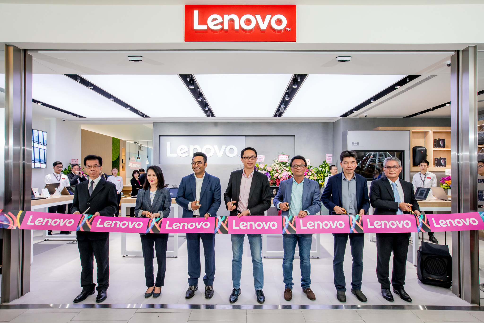 Lenovo 亞太區首間直營體驗店在台開幕 展示電競品牌等產品 - 巴哈姆特