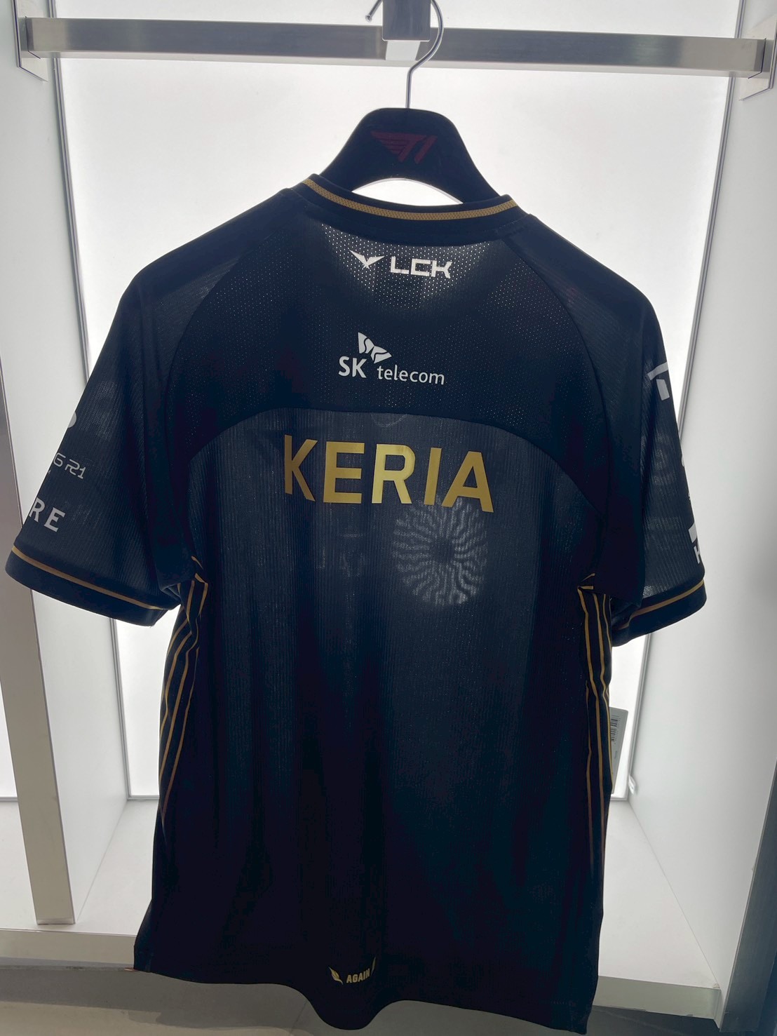 《英雄聯盟》T1 BASE CAMP 釜山現場開箱 展出 DOFGK 豐富周邊、奪冠立牌及人生四格拍貼機《League of Legends ...