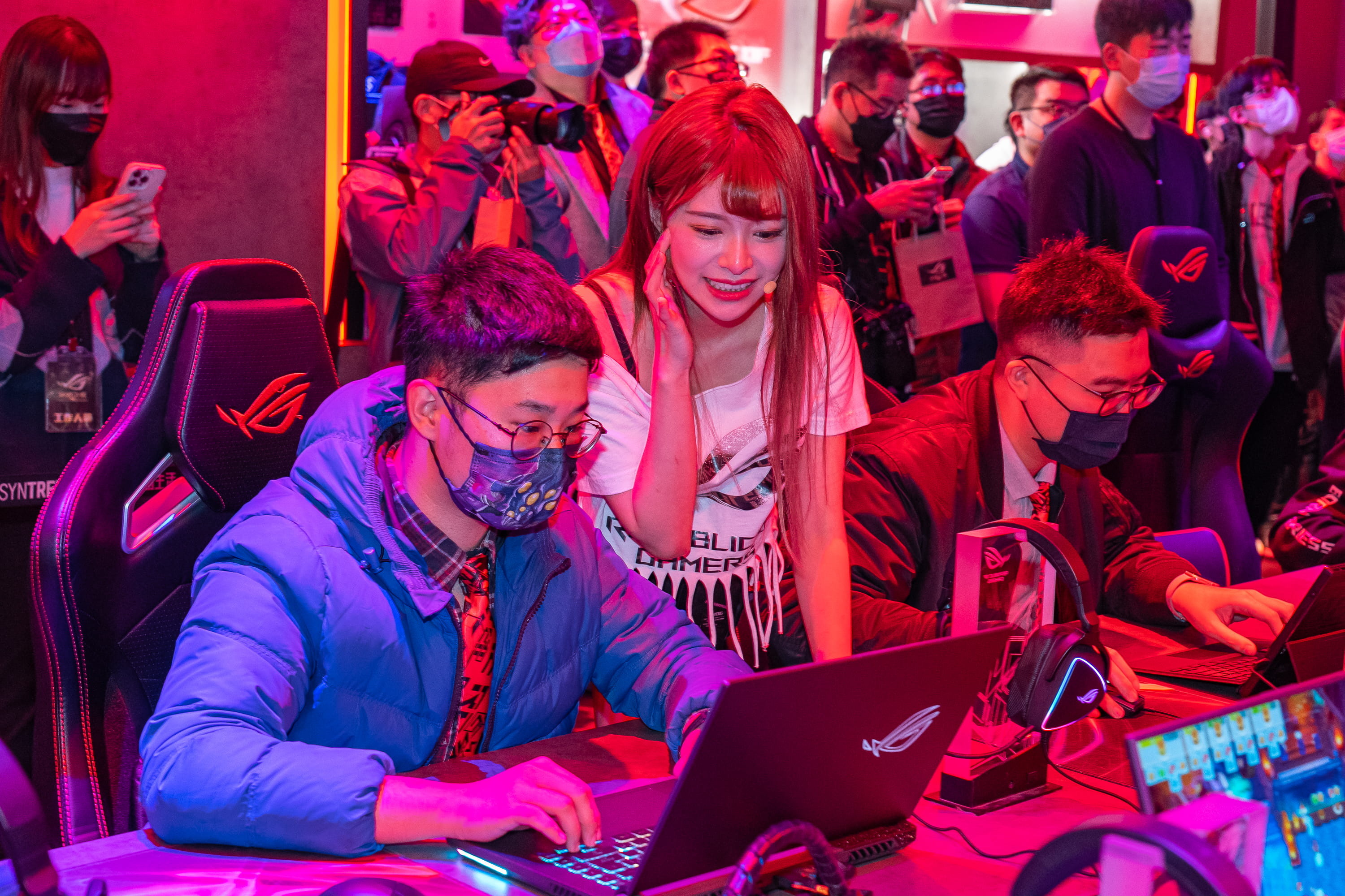 ROG 玩家共和國年末活動「ROG VIP DAY」落幕 祭出電競筆電萬元競標 - 巴哈姆特