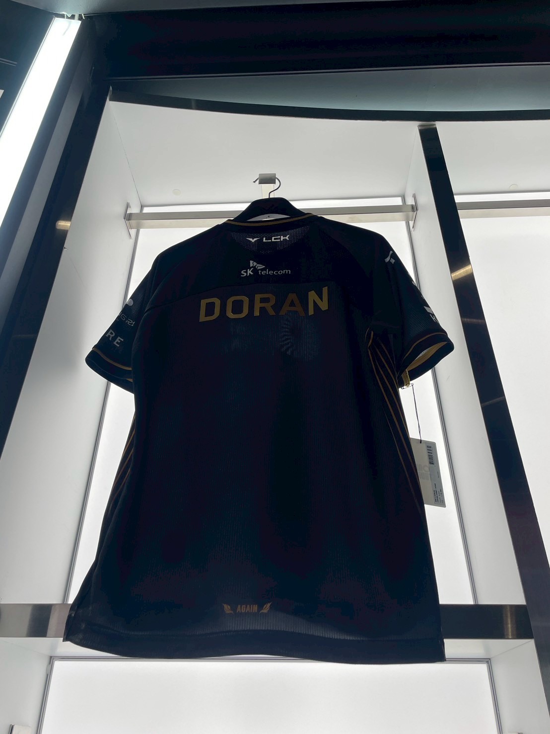 《英雄聯盟》T1 BASE CAMP 釜山現場開箱 展出 DOFGK 豐富周邊、奪冠立牌及人生四格拍貼機《League of Legends ...