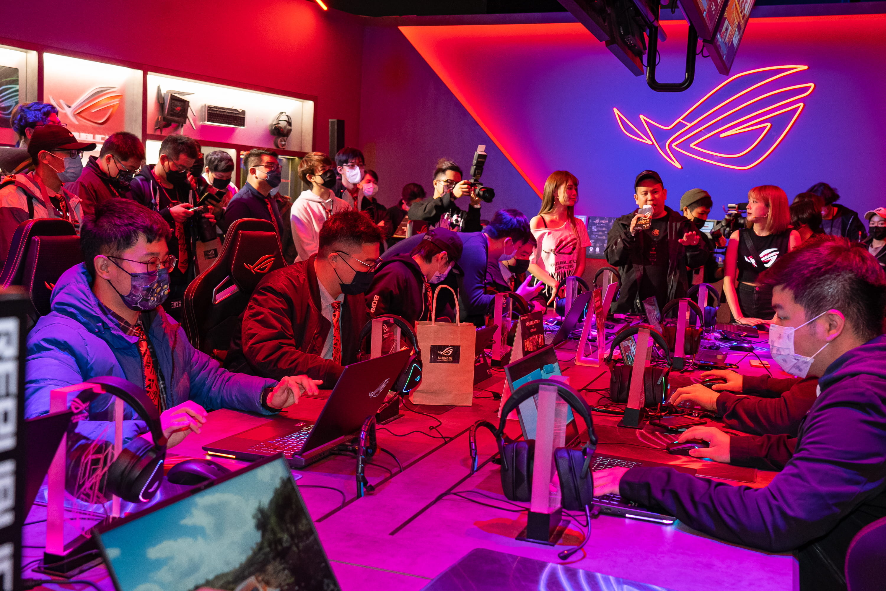 ROG 玩家共和國年末活動「ROG VIP DAY」落幕 祭出電競筆電萬元競標 - 巴哈姆特