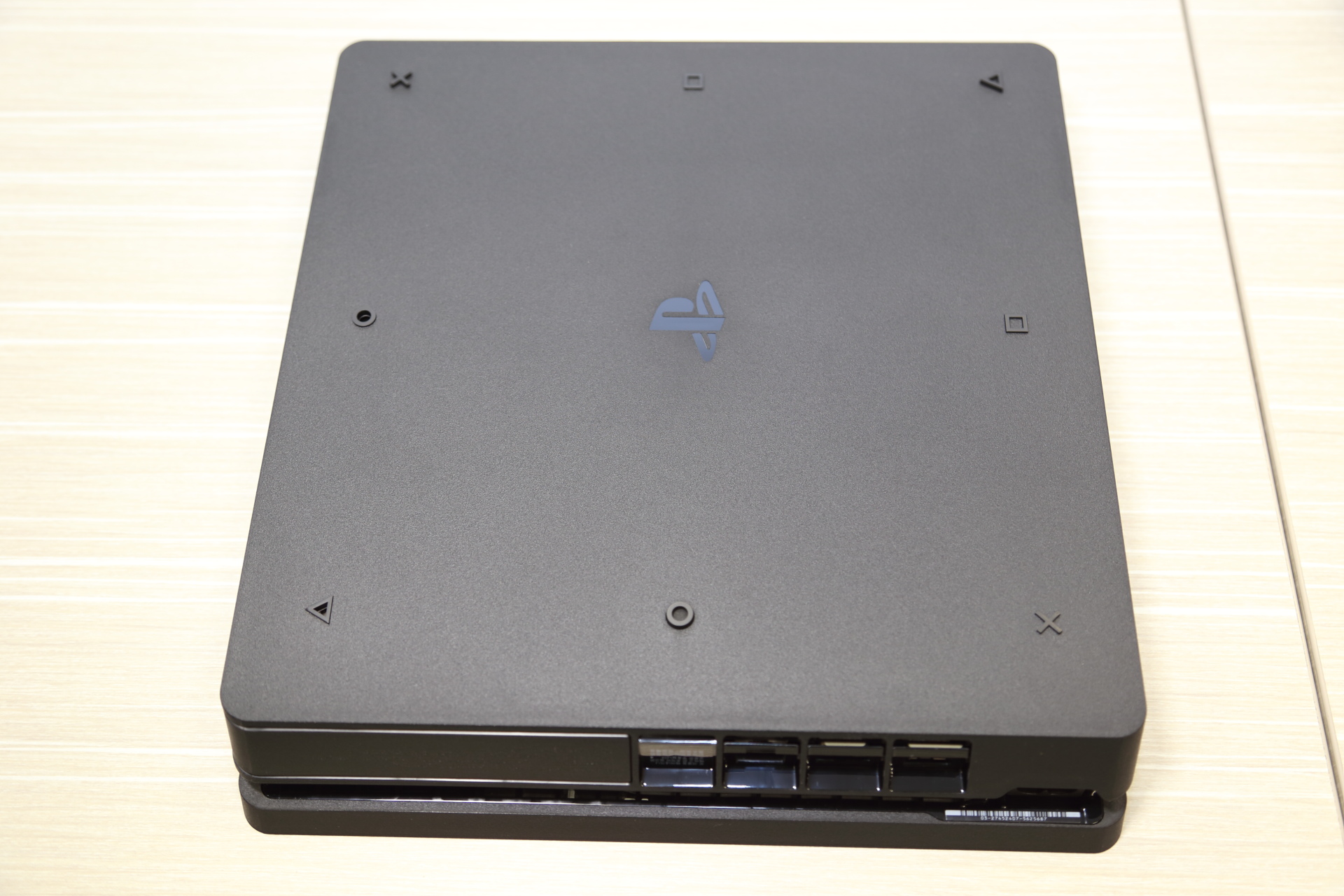 【開箱】薄型化 PS4 主機現身！搶先預覽實機內容物 - 巴哈姆特