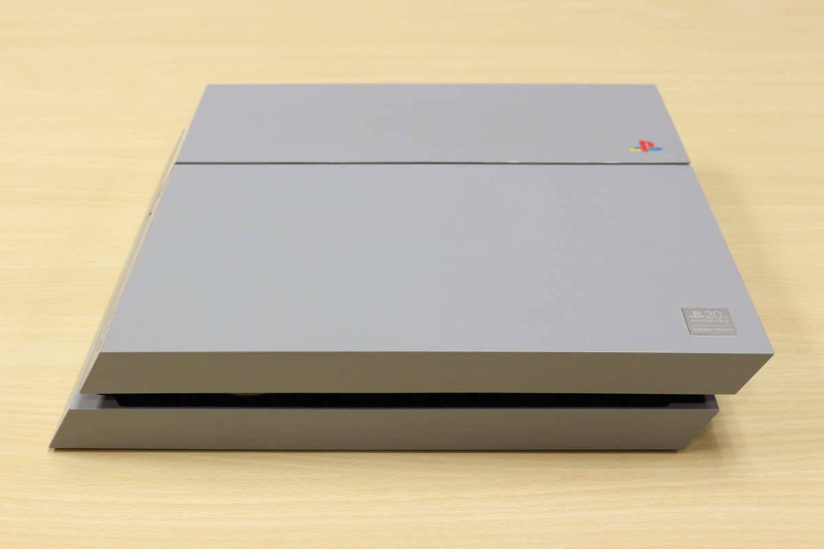 「PlayStation 4 20 週年紀念版」一手開箱 以初代機為概念的典藏紀念機 - 巴哈姆特