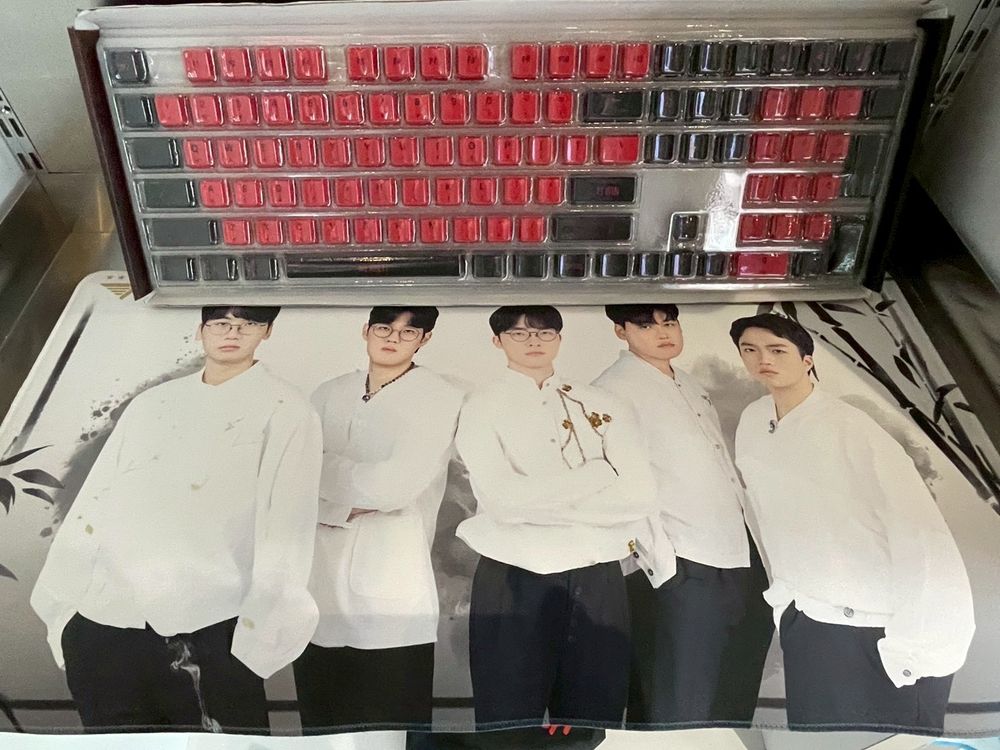 《英雄聯盟》T1 BASE CAMP 釜山現場開箱 展出 DOFGK 豐富周邊、奪冠立牌及人生四格拍貼機《League of Legends ...