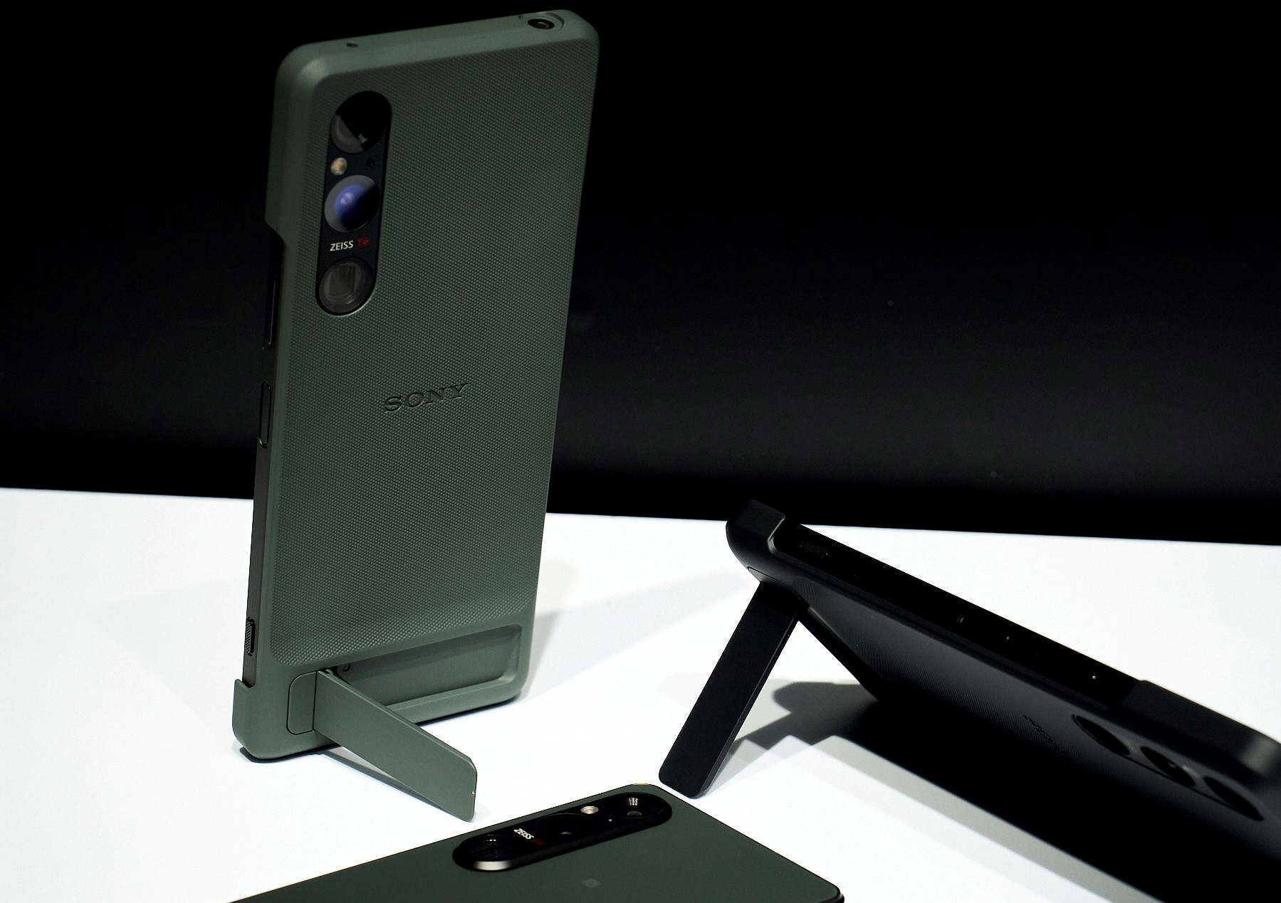 Sony 推出 Xperia 1 V 旗艦新機經典黑、卡其綠兩色 建議售價 NT$38,990 起 - 巴哈姆特