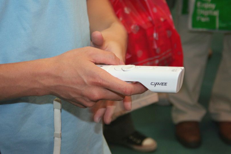 融合體感與變形嶄新設計 專訪 CyWee Z 控制器研發推手劉順男博士 - 巴哈姆特