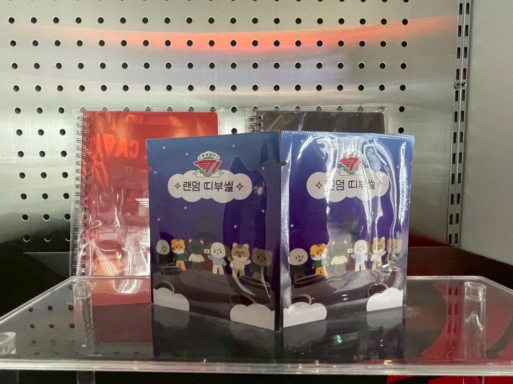 《英雄聯盟》T1 BASE CAMP 釜山現場開箱 展出 DOFGK 豐富周邊、奪冠立牌及人生四格拍貼機《League of Legends ...