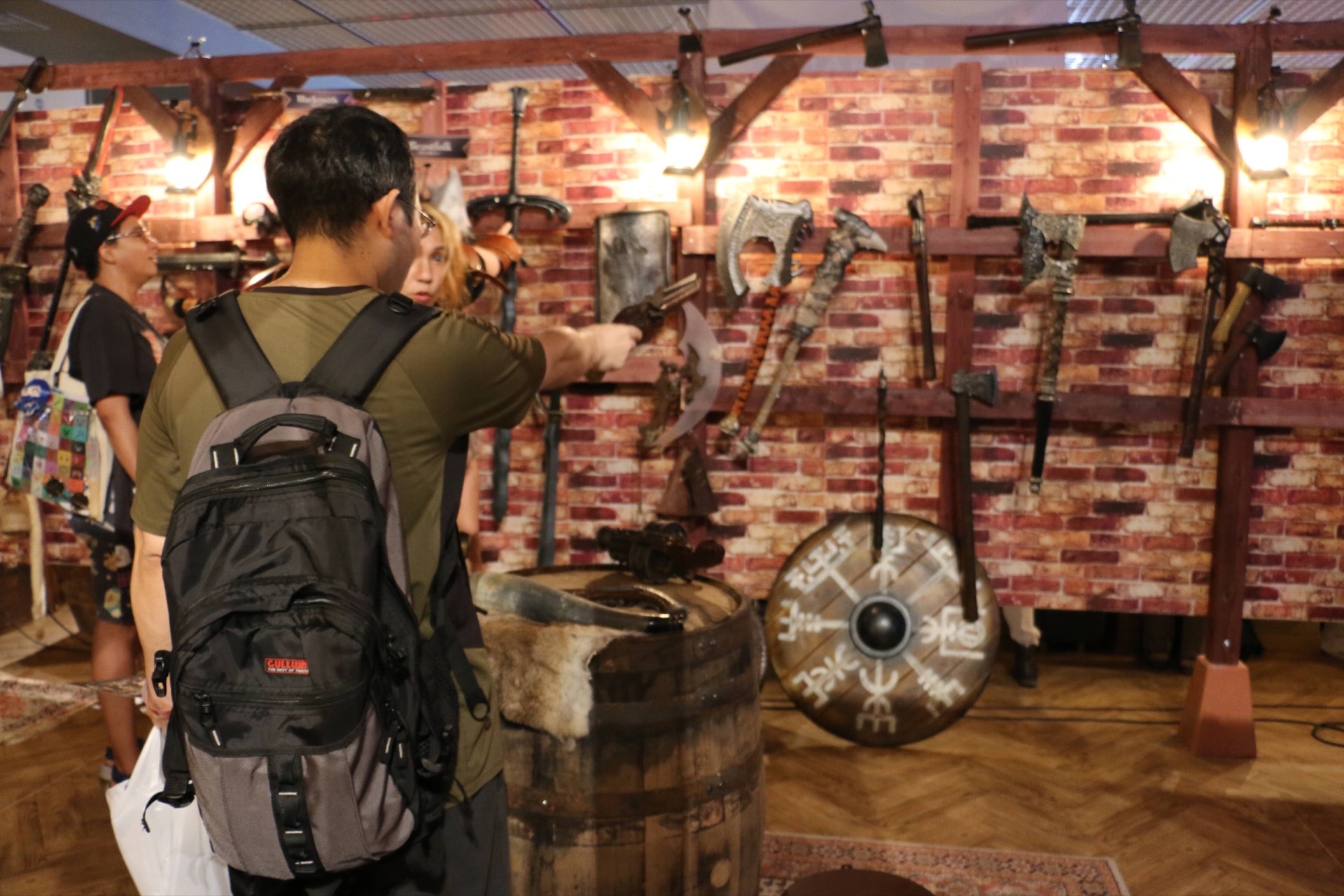 【BitS25】真人 NPC 專業互動！BitSummit「冒險者酒場」重現奇幻 RPG 世界 - 巴哈姆特