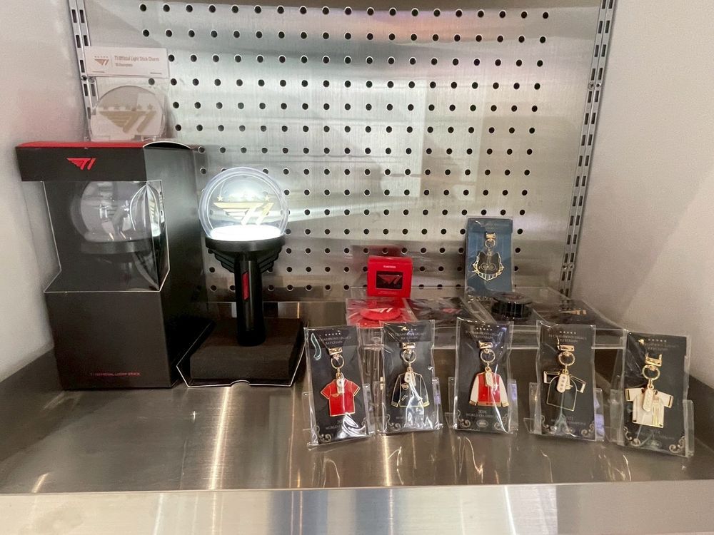 《英雄聯盟》T1 BASE CAMP 釜山現場開箱 展出 DOFGK 豐富周邊、奪冠立牌及人生四格拍貼機《League of Legends ...