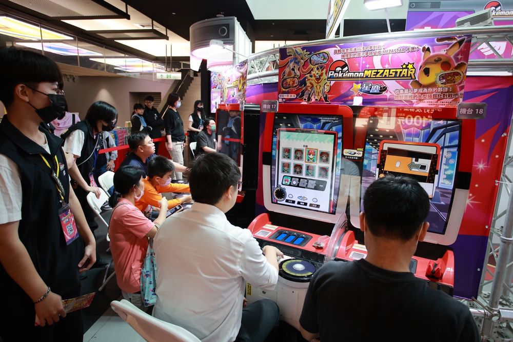 《寶可夢明耀之星》邀請 HowHow 示範「極巨腕帶」與雙人模式 將推限量卡匣悠遊卡《Pokémon MEZASTAR》 - 巴哈姆特