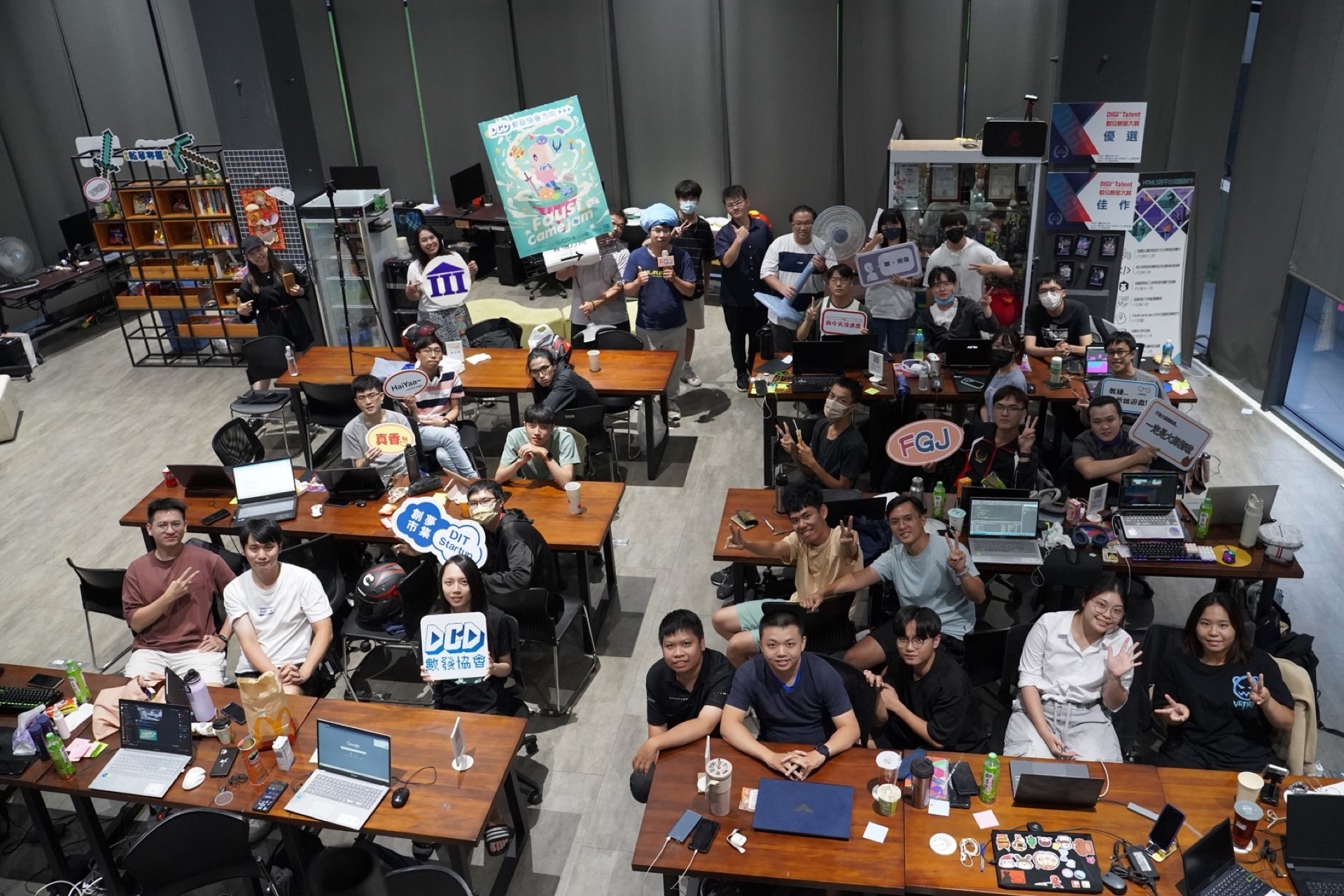 「2023 Faust Game Jam」台中場開發者環繞 Bug 發想創意？ 腦力激盪打造 5 款遊戲作品 - 巴哈姆特