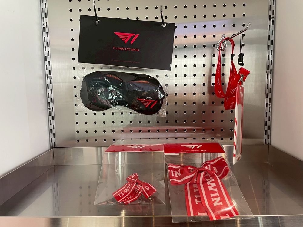 《英雄聯盟》T1 BASE CAMP 釜山現場開箱 展出 DOFGK 豐富周邊、奪冠立牌及人生四格拍貼機《League of Legends ...