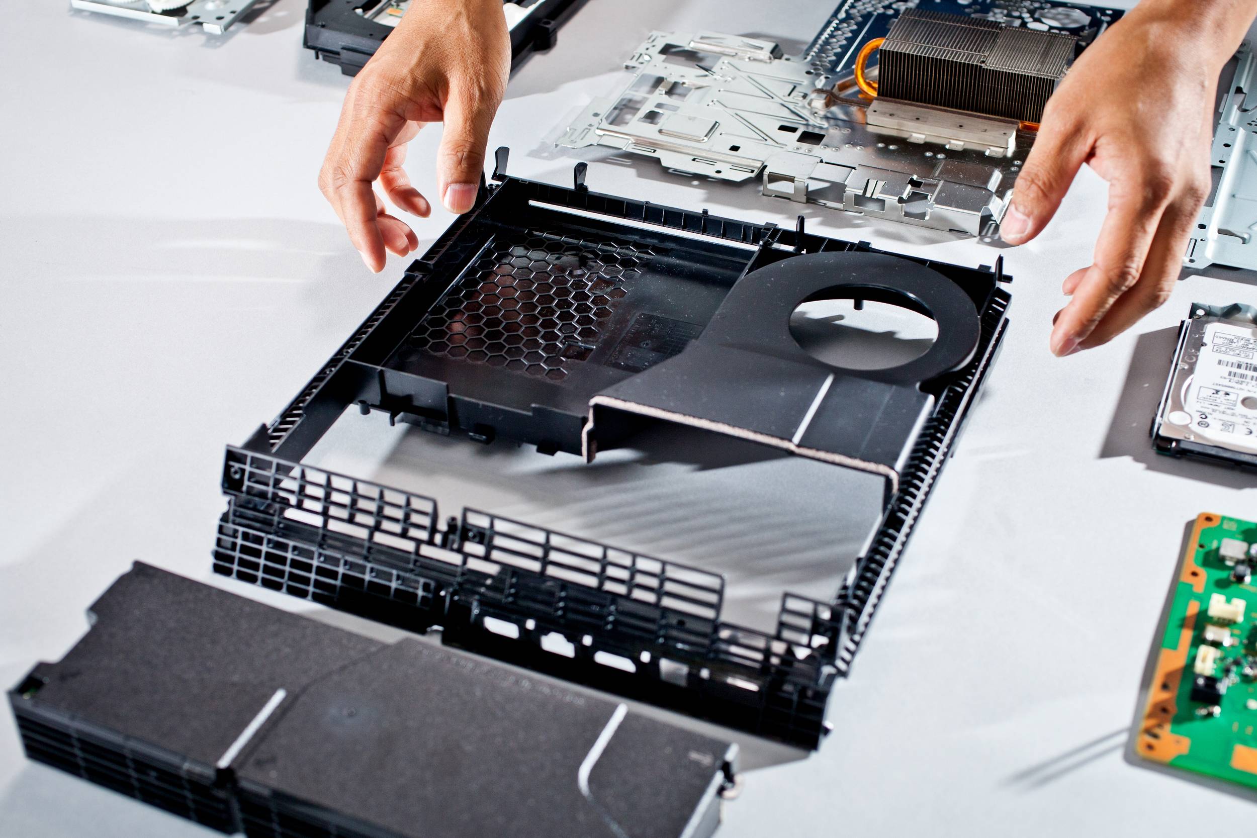 Wired 公布 PS4 全球首發獨家拆解報導 一探次世代主機內部構造 - 巴哈姆特