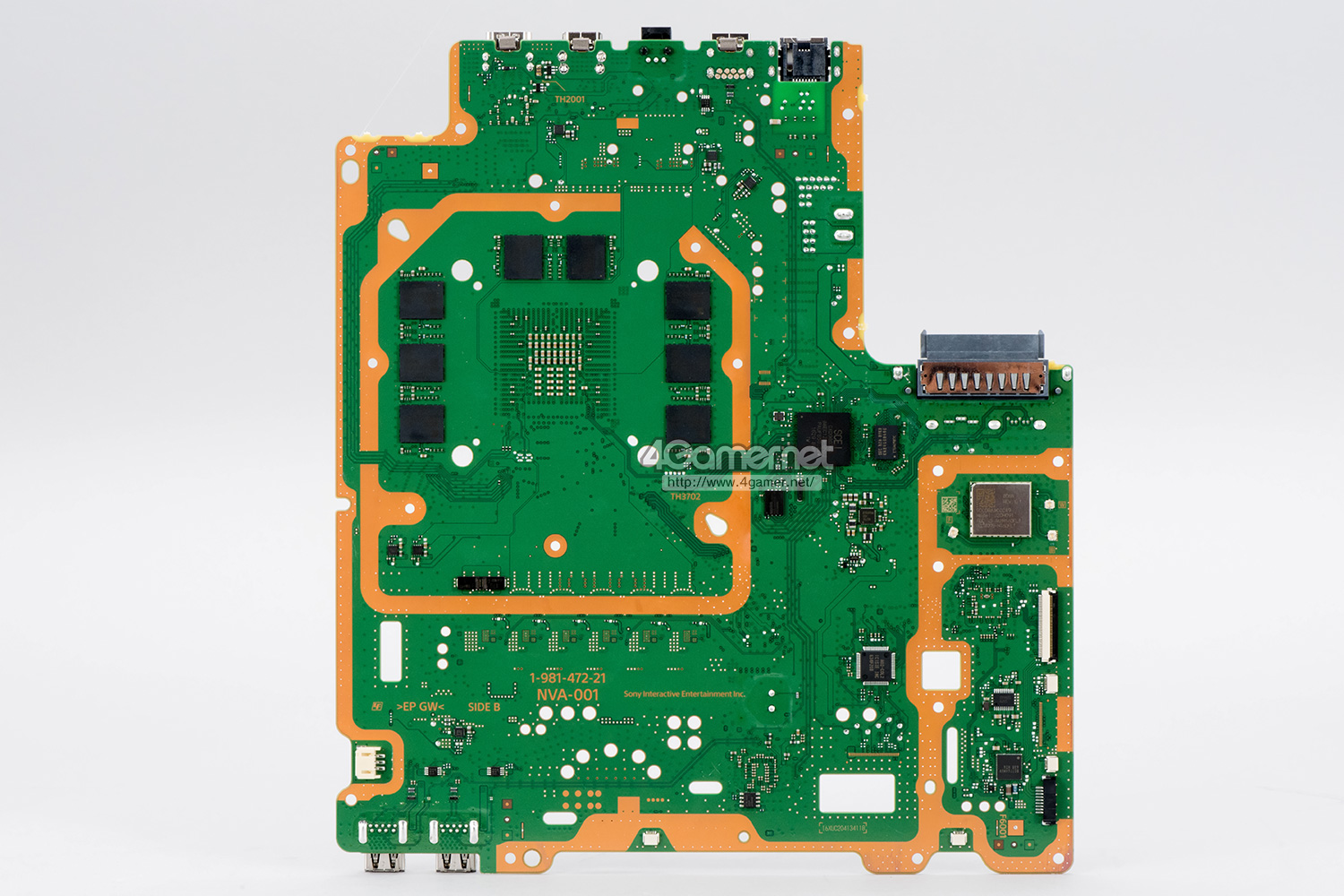 SIE 公布加強版 PS4 主機「PS4 Pro」拆解影片 一窺因應效能強化的機構設計 - 巴哈姆特