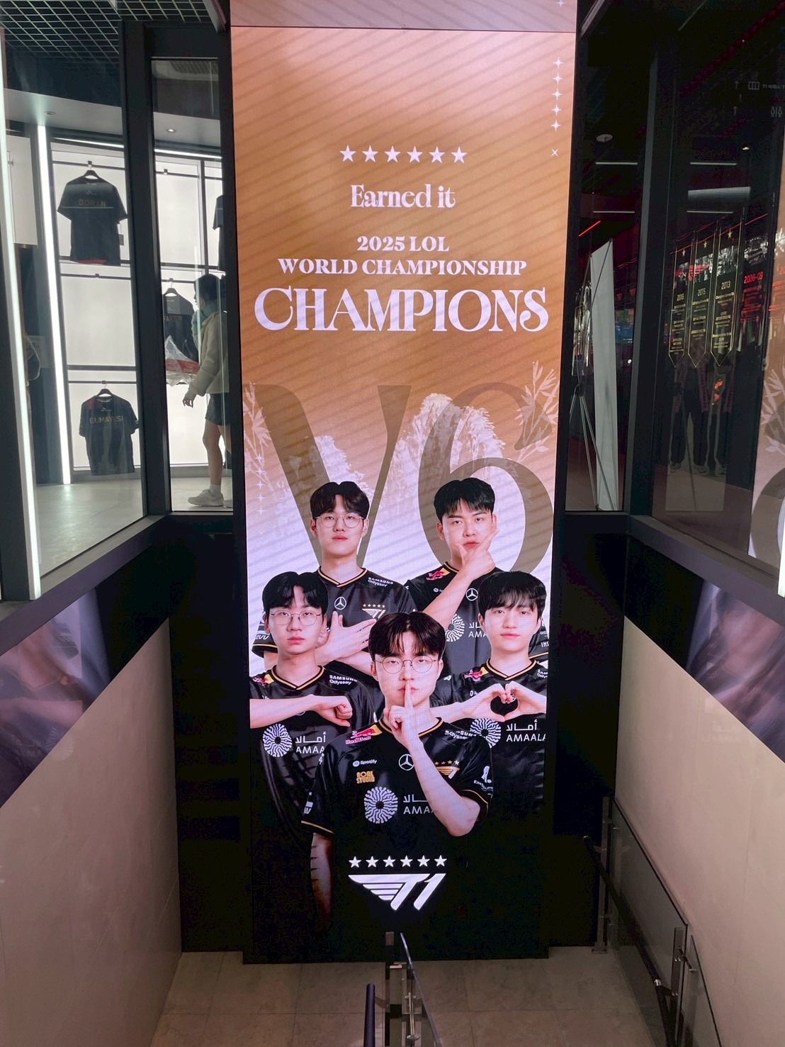 《英雄聯盟》T1 BASE CAMP 釜山現場開箱 展出 DOFGK 豐富周邊、奪冠立牌及人生四格拍貼機《League of Legends ...