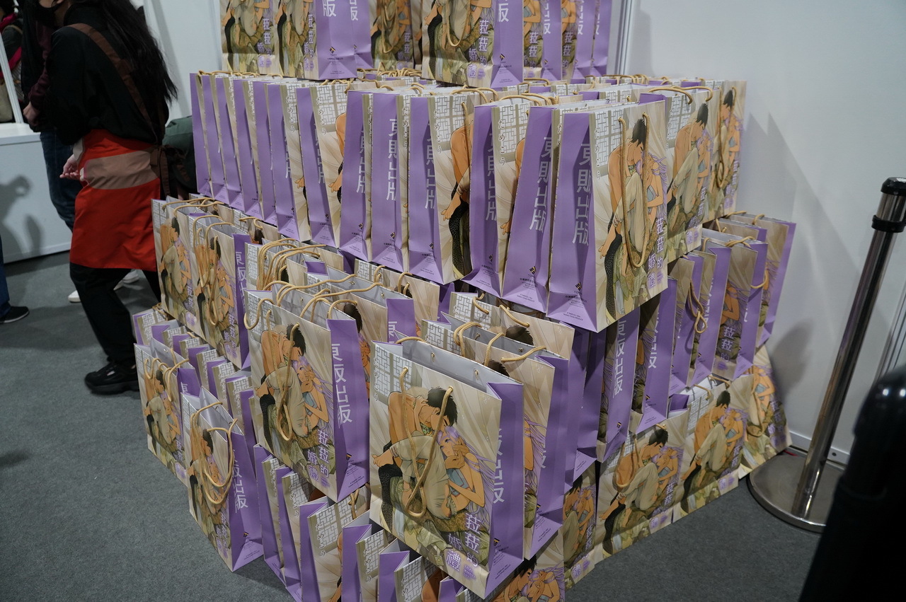 【TiCA23】BL 漫畫《菈菈的婚禮》作者ためこう簽名會 親手製作貼紙贈讀者《ララの結婚》 - 巴哈姆特