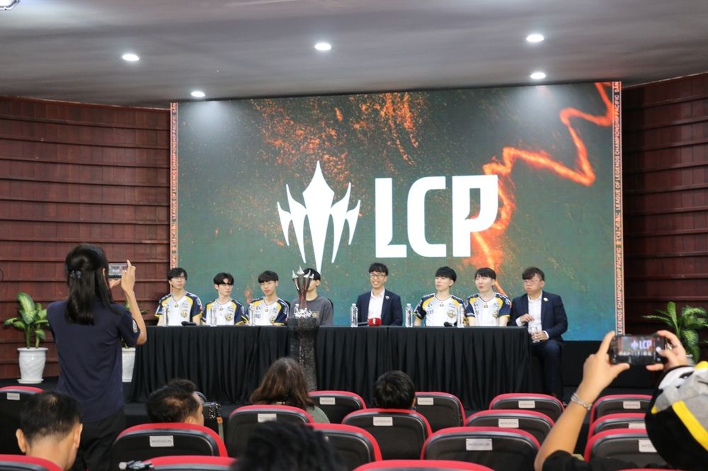 《英雄聯盟》LCP 決賽賽後 CFO 媒體聯訪 Chawy 教練表示「三個冠軍超乎想像，HongQ 成長幅度大」《League of ...