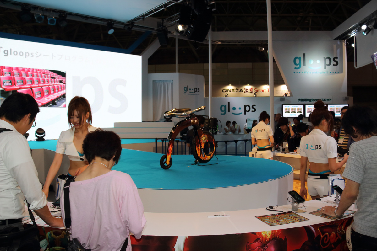 【TGS 12】gloops 攤位大打美女牌 華麗 Coser、寫真女星與展示女郎齊出 - 巴哈姆特