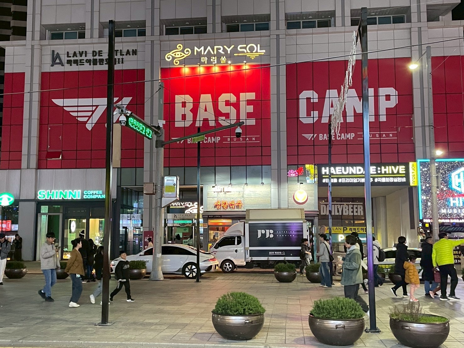 《英雄聯盟》T1 BASE CAMP 釜山現場開箱 展出 DOFGK 豐富周邊、奪冠立牌及人生四格拍貼機《League of Legends ...