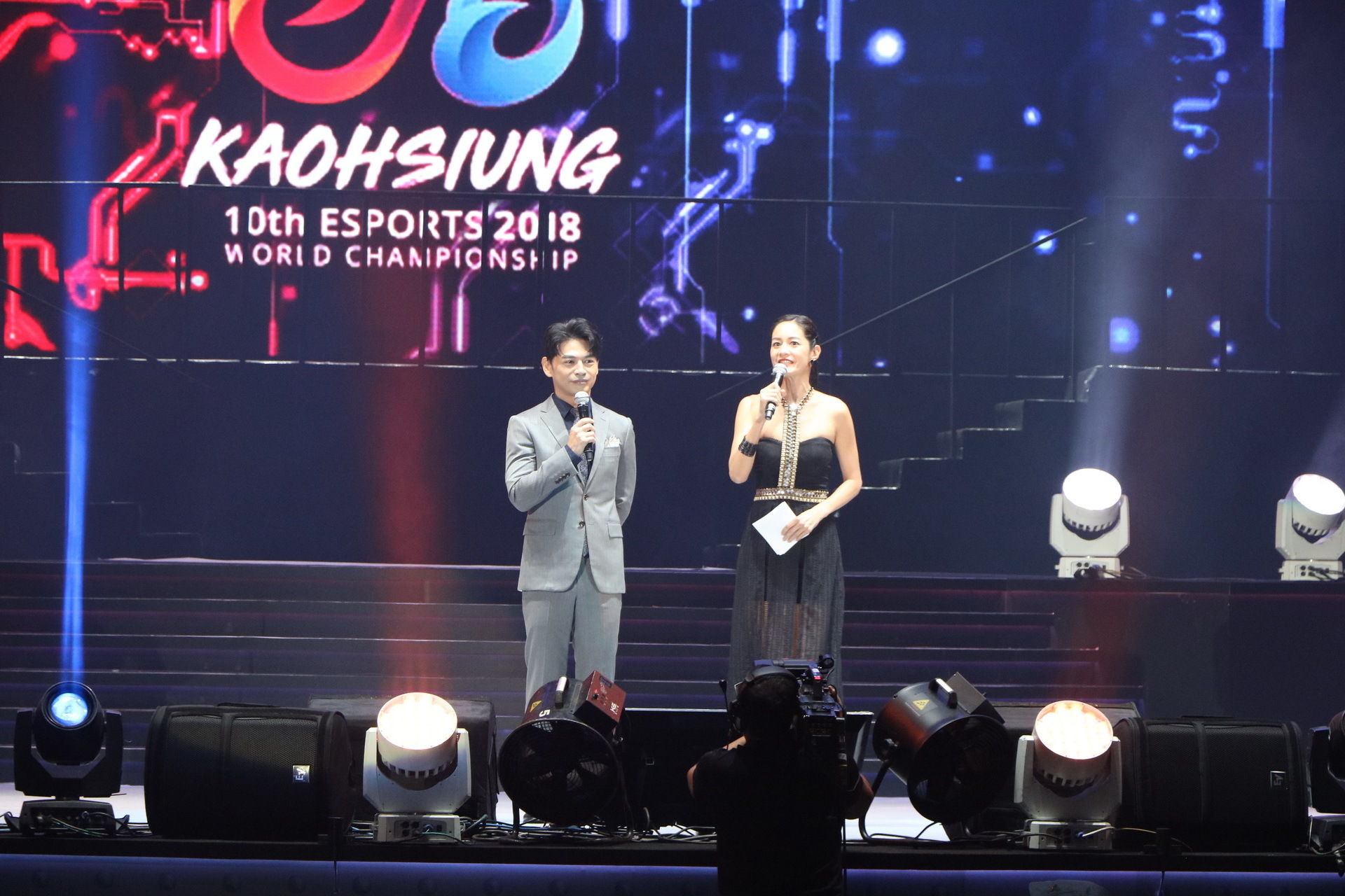 歌手蕭敬騰演唱為 2018 IESF 電競賽事正式揭開序幕 前職業選手 Bebe 代表選手宣誓 - 巴哈姆特